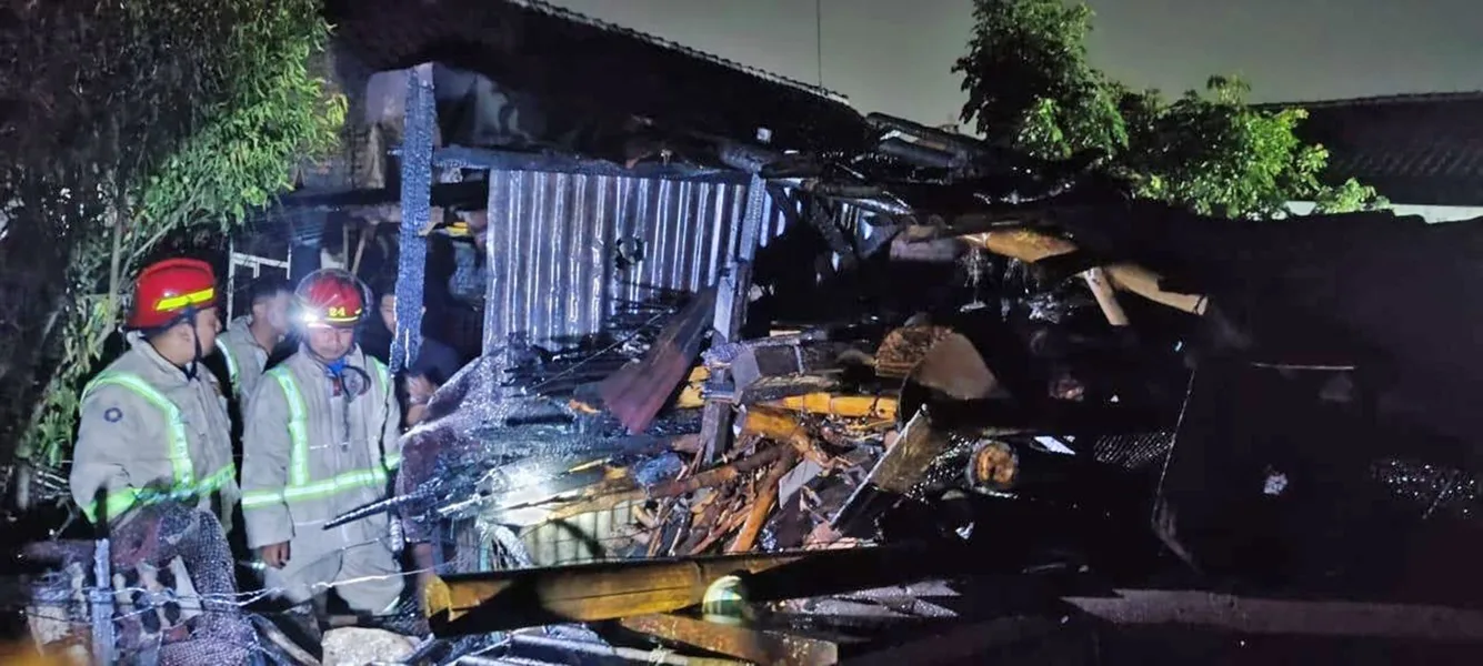 Bakar Sampah, Kandang Kambing Ikut Dilalap Api - Malang Posco Media Bakar Sampah, Kandang Kambing Ikut Dilalap Api - Malang Posco Media